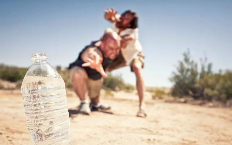 Verwirrung und Delirium Bei Wassermangel zirkuliert das Blut schlechter, was sich letztendlich auf das Gehirn auswirkt. Eine Person kann sich nicht nur müde und depressiv fühlen, sondern auch in ein offenes Delirium verfallen. Dies ist eine der letzten Stadien der Dehydration, begleitet von ständigem Schwindel und Ohnmacht.