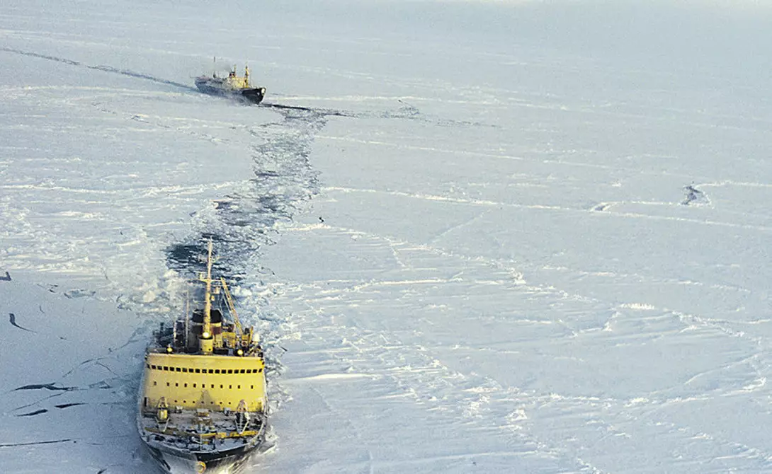 Iphaseji yaseNyakatho-ntshonalanga Iphaseji laseNyakatho-ntshonalanga ligudla ugu olusenyakatho yeNyakatho Melika. Ngesikhathi sasehlobo, imikhumbi ingayisebenzisa ukuwela i-Arctic Archipelago yaseCanada isuka e-Atlantic iye e-Pacific Ocean.