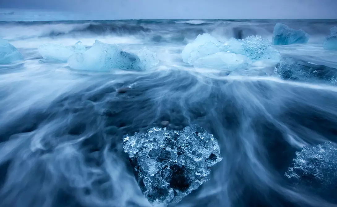 Zmiany klimatyczne Przynajmniej tak było wcześniej. Dziś globalne ocieplenie zmusza Amerykę i Kanadę do wzmocnienia swojej obecności wojskowej w północnych regionach. Im cieplejszy klimat, tym dłużej trwa sezon żeglugowy i tym bardziej użyteczne dla Rosji staje się Przejście Północno-Zachodnie. Naukowcy twierdzą, że za 10-15 lat statki, które w ogóle nie mają wzmocnionego kadłuba, będą mogły przepłynąć tą ścieżką.