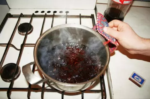 Avkalking Jeg skal vaske oppvasken i morgen. Eller i overmorgen. Så, nå er denne pannen lettere å kaste ut! Situasjonen er kjent for alle menn. Ikke hastverk med å kaste verdifulle beholdere: en boks med cola koker opp i en kjele vil ødelegge karbonavsetningene. Vannkoker avkalkes på samme måte.