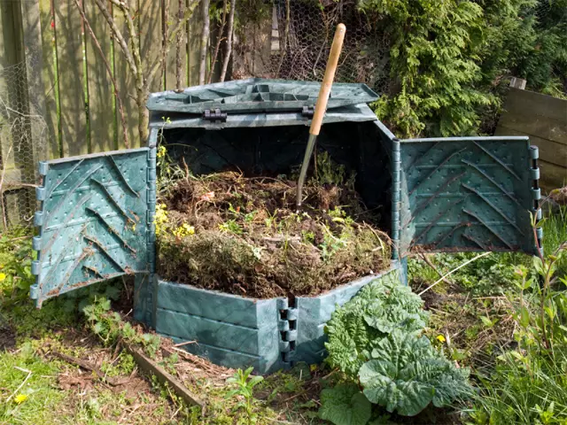 Bemestingsplantasies Besluit om 'n klein plantasie te plant? Moenie vergeet van kunsmis nie. Versamel al die bestanddele wat u benodig (onkruid, mis, gevalle blare en dies meer) en plaas die hele klomp Coca-Cola mildelik bymekaar. Die fosfor wat daarin voorkom, is noodsaaklik vir plante. En die hele spul cola sal vinniger maal as sonder dit.