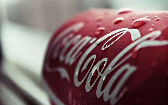 Versteurde maag Ons het geen logiese verduideliking hiervoor nie, maar ondervinding (toevallig!) Het getoon dat Coca-Cola goed omgaan met 'n maagpyn. U hoef net 'n drankie te drink waaruit gasse reeds uitgekom het. Anders kom daar niks goeds uit die onderneming nie. Letterlik.