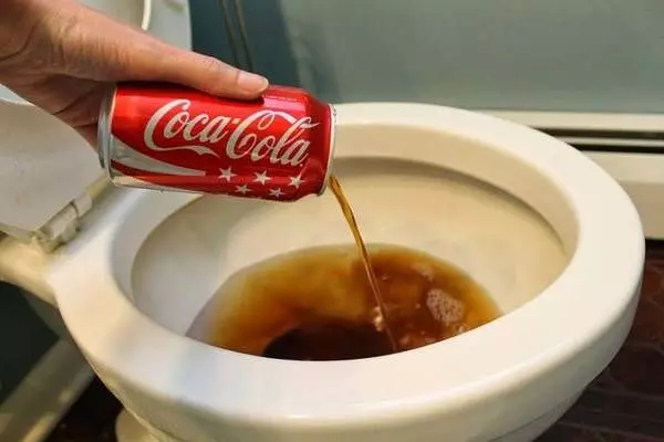 Die toilet skoonmaak Die toilet skoonmaak is die laaste ding wat 'n normale persoon in sy vrye tyd sal doen. Tensy daar nie meer 'n keuse is nie. 'N Liter Coca-Cola, wat in 'n faience-herwinnaar gegooi word, los die probleem byna heeltemal op. Danksy dieselfde fosforsuur.