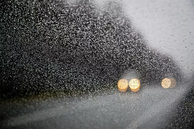 Reinigen der Windschutzscheibe Die Windschutzscheibe eines Autos verliert ihre Fähigkeit, die Umgebungsrealität angemessen auf die Augen des Fahrers zu übertragen. Einfacher gesagt - die Straßen sind sowohl im Winter als auch im Sommer so schmutzig, dass selbst ein „Waschen“ nicht mehr hilft! Stoppen Sie, kaufen Sie eine oder zwei Dosen Cola. Gießen Sie es entweder direkt auf das Glas oder tränken Sie einen Lappen darin. Der Schmutz wird nach und nach gelöscht, vergessen Sie nicht, ihn trocken zu wischen, damit die Vögel auf der Reise nicht am Fenster kleben bleiben.