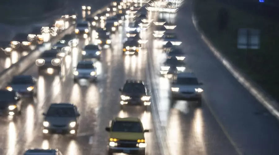 Distancia Es una buena idea mantener una distancia considerable entre usted y el vehículo que lo sigue. La conducción nocturna es un desafío para todos los conductores y el margen de distancia no será superfluo. De repente, un animal saltará a la pista frente al automóvil, lo que le obligará a presionar bruscamente el pedal del freno.