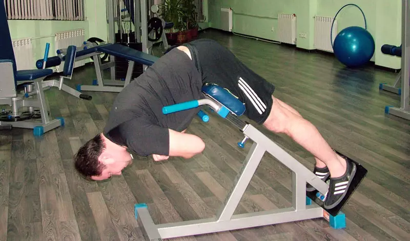 Hiperextensión A las chicas del gimnasio les encanta hacer hiperextensión, tratando de estirar y fortalecer los músculos de los muslos. De hecho, el ejercicio también funciona muy bien en la espalda: el estiramiento suave y sin prisas aliviará el dolor y le dará a su espalda el tan esperado alivio.