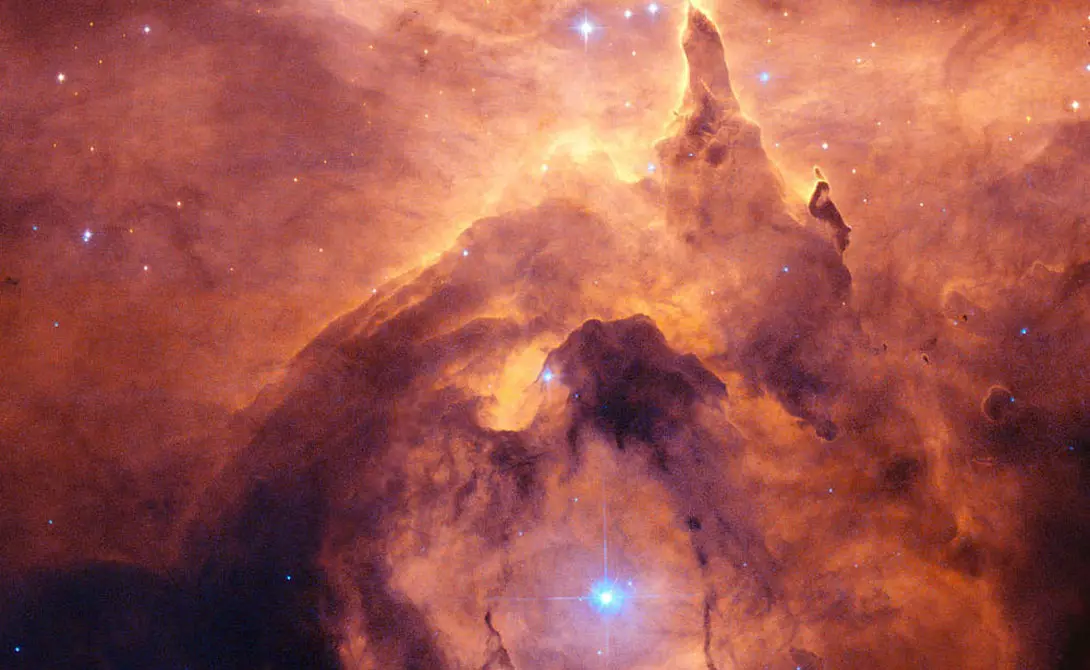 Triple Star Someone may think that in front of him is the old cover of a videotape with budget fiction. However, this is a very real image of the Hubble, capturing the open cluster of stars Pismis 24.