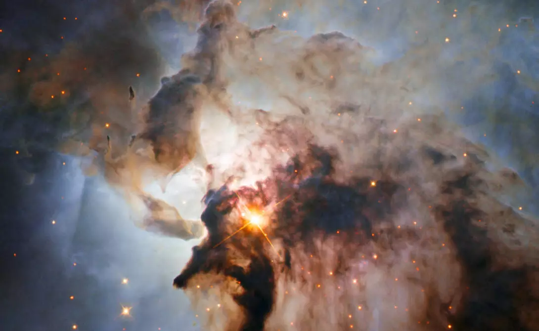 Wala’y pahulay Sagittarius Ang Lagoon Nebula nakadani sa mga astronomo nga adunay daghang mga unos sa uniberso nga padayon nga nagbagtok dinhi. Ang kini nga rehiyon napuno sa kusog nga hangin gikan sa mainit nga mga bitoon: ang mga tigulang namatay ug ang mga bag-o moabut dayon sa ilang lugar.