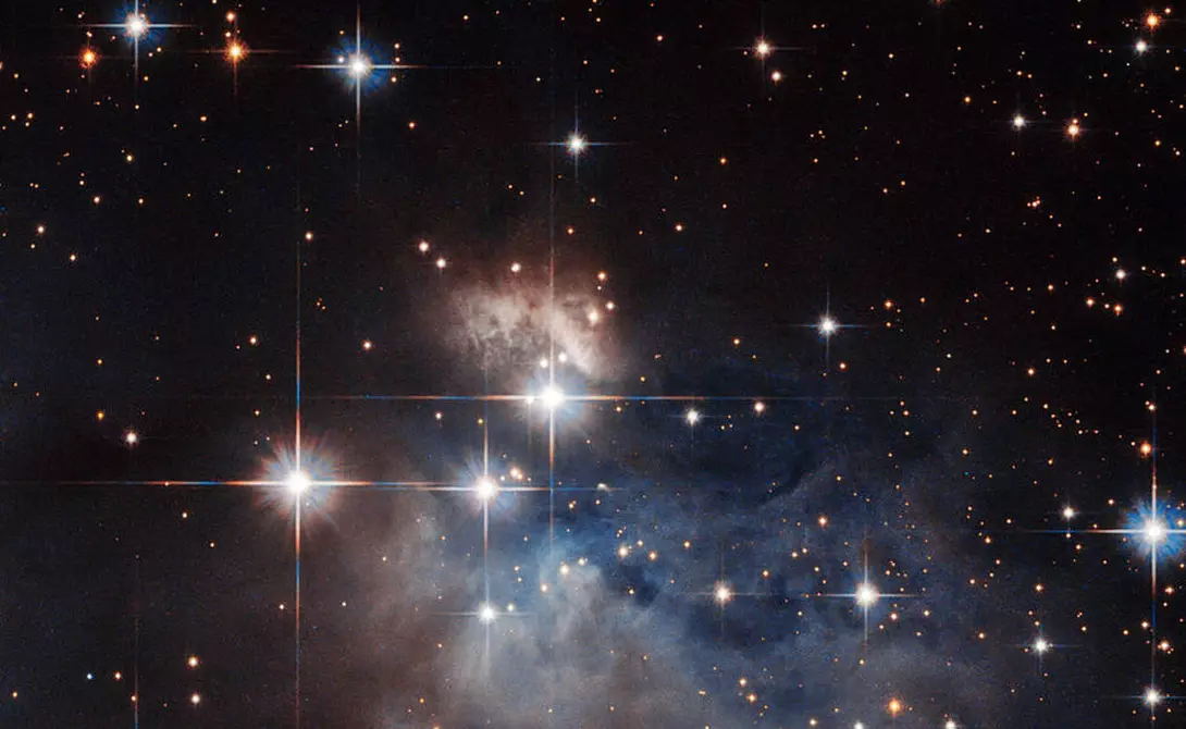 Usa ka bag-o nga imahe nga gikuha sa usa ka teleskopyo kaniadtong Marso niining tuig. Nakuha sa Hubble ang bituon nga IRAS 12196-6300, nga nahimutang sa dili katuohan nga gilay-on nga 2,300 light-year gikan sa Earth.