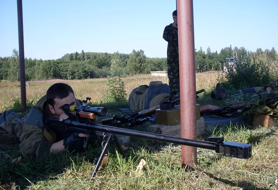 ASVK L'ASVK, o rifle de franctirador de gran calibre de l'exèrcit, es va desenvolupar a l'URSS a finals dels anys vuitanta. Aquest rifle de 12 quilograms és capaç de llançar vehicles militars lleugerament blindats i no blindats a una distància de fins a un quilòmetre. Fins i tot no es pot parlar de la derrota d’una persona: una bala disparada amb aquesta arma volarà un quilòmetre i mig a una velocitat d’uns 850 metres per segon.