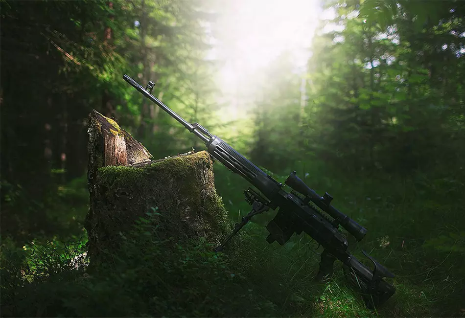 Scharfschützengewehr Dragunov Das Selbstladegewehr Dragunov ist das beste Produkt des Maschinenbauwerks Ischewsk. Diese Scharfschützenpistole wurde von 1958 bis 1963 von einer Gruppe von Designern unter der Leitung von Evgeny Dragunov entwickelt. „Dragunov“ wurde im Laufe der Jahre mehrfach modifiziert und ist dennoch etwas gealtert. Derzeit gilt das SVD als hochwertiges, aber Standardgewehr für einen Liniensoldaten, der Scharfschütze in einer Einheit ist. Trotzdem ist es in einer Entfernung von bis zu 600 Metern immer noch eine beeindruckende Waffe, um feindliches Personal zu vernichten.