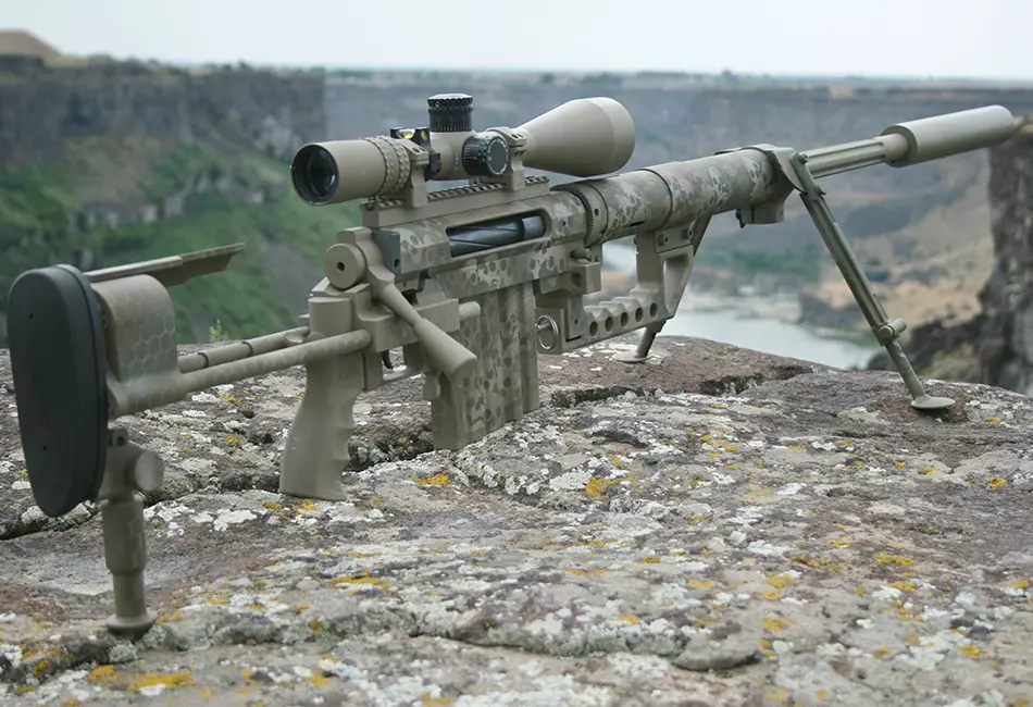 CheyTac m200 "Intervent" CheyTac m200 "Intervent" - wieħed mill-komponenti tas-sistema ta 'sniper Amerikana CheyTac LRRS - ilu prodott f'diversi modifiki mill-2001. Dan il-mudell huwa distint mill-abbiltà li tolqot miri bi preċiżjoni għolja fuq distanzi twal (madwar 2 kilometri). Nistgħu ngħidu li "Intervent" sar fenomenu reali fid-dinja tal-isparaturi tal-kompjuter. Allura fil-famuża logħba "Call of Duty: Modern Warfare 2" hija preżenti bħala waħda mill-aktar tipi qawwija ta 'armi.