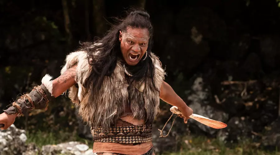 Maori Warriors Die Maori -mense was een van die oorlogsugtigste in die streek. Hierdie stam het geglo dat 'n geveg met die vyand die beste manier is om aansien en bui te verhoog. Kannibalisme was nodig om die vyand se mana te kry. Anders as die meeste nasionale kulture, is die Maori nooit verower nie, en hul bloeddorstige dans, haka, word steeds deur die nasionale rugbyspan uitgevoer.