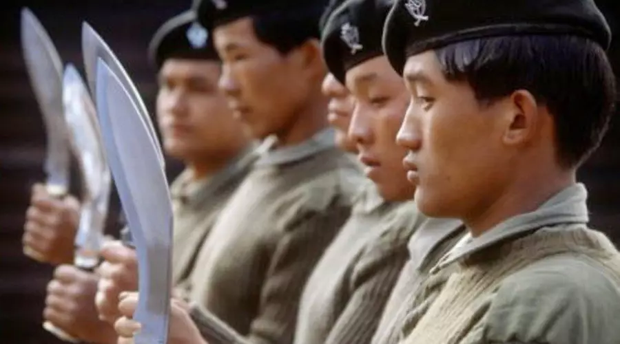 Gurkhas Nepal Gurkhas tiasa sacara serius ngendalikeun serangan kolonial Kakaisaran Inggris, sareng nyatana saeutik jalma anu hasil. Numutkeun ka Inggris anu ngarangna sareng urang Nepal, Gurkhkov dibédakeun ku ambang nyeri anu langkung handap sareng ningkat agrésif: Inggris bahkan mutuskeun pikeun nampi tilas lawan pikeun militér.