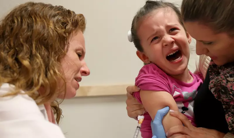 Vacunas para el control mental Hay una rebelión contra la vacunación de la población cada pocos años. En casos avanzados, la gente comienza a creer que la vacuna fue inventada por el gobierno ¡solo para controlar la mente! Los médicos supuestamente nos inyectan una mezcla de nanorobots que se cuelan en el cerebro y nos obligan a votar por el candidato deseado. De acuerdo, si realmente siente que está siendo dirigido por pequeños robots, busque ayuda.