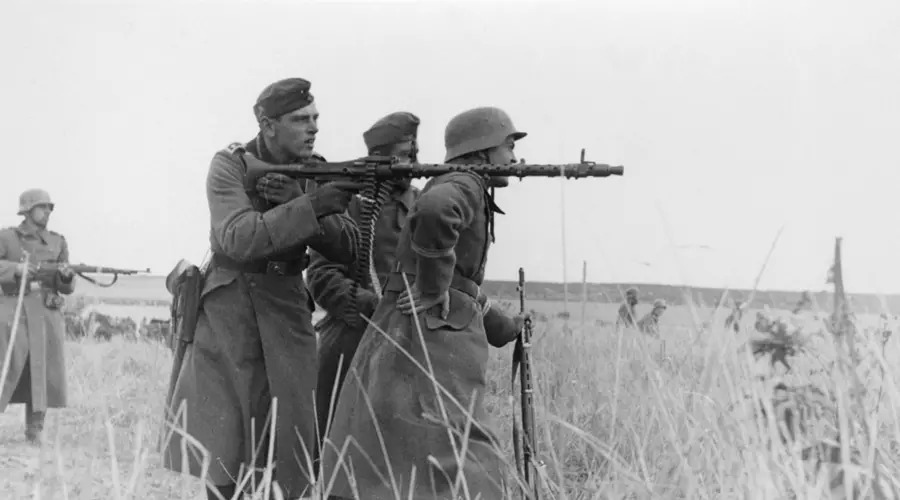 Forgjengeren til den tyske hæren trengte et lettlært og vedlikeholdende maskingevær som kunne være hode og skuldre over lignende fiendtlig utstyr. Den første prøveballongen kan betraktes som MG 34, skapt av Rheinmetall AG. Lett (bare 12 kg), relativt kompakt og hurtigskytende maskingevær hadde en betydelig ulempe: det var for dyrt for behovene til Det tredje riket. Den ble levert til hæren, men samtidig ble det utviklet en ny, lettere å vedlikeholde og billigere maskin.