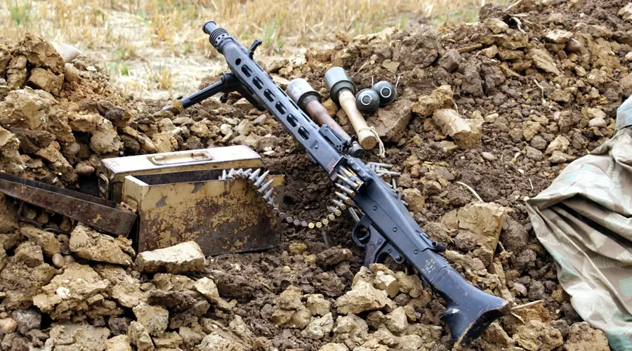 MG 42 Ang kasundalohan nanginahanglan us aka makina nga de makina nga adunay taas nga firepower ug labing barato nga posible nga produksyon - nadawat kini sa kasundalohan. Salamat sa pagtimbre sa tigdawat, ang mga pusil sa makina dali nga gihimo ug labi ka teknolohikal kaysa sa miaging MG 34. Gipasimple ang makina sa labing kadaghan: ang posibilidad nga mapakaon ang tape gikan sa bisan asang kilid gikuha, ang suplay sa kuryente sa magasin ug sunog gibiyaan ang mode switch. Gihimo kini nga posible aron makakuha usa ka hapit hingpit nga makina nga makina: yano, masaligan, barato ug dali nga kalayo.