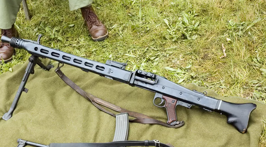 Le problème du canon Même sur la MG 34, les Allemands ont résolu le problème de la surchauffe du canon de manière grossière mais efficace. Il a transmis à son frère aîné: le canon surchauffé s'est simplement détaché du corps (une pince spéciale était prévue pour cela), un nouveau a été mis à sa place. L'opération entière ne prenait pas plus de quelques secondes et pouvait être effectuée d'une seule main.