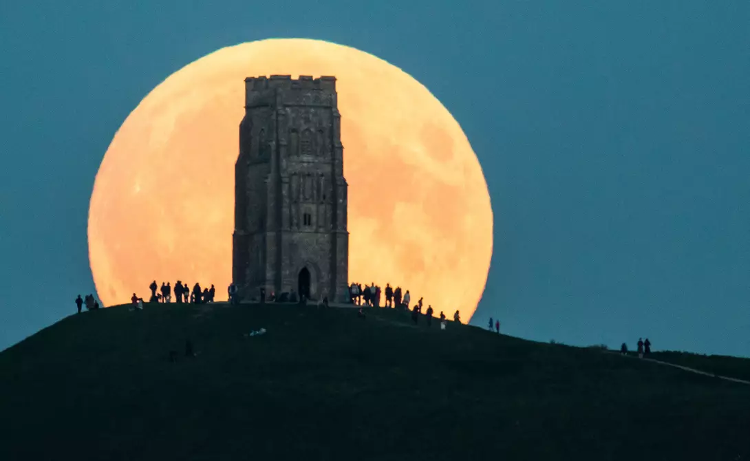 Nəzəri əsaslandırma Bu qəribə astronomik fenomen, ayın yerdən minimum məsafədə perigeydə olacağı bir dolunaydır. Planetimizin ətrafında peyk elliptik bir orbitdə fırlanır, beləliklə məsafə daha da yaxınlaşır. Super Ay olduqca nadir hallarda, təxminən hər 400 gündə bir olur. Ancaq burada bəzi istisnalar var: 2014 -cü ildə yer kürəsi sakinləri super ayı beş dəfə müşahidə etdilər - o qədər də güclü olmasa da.