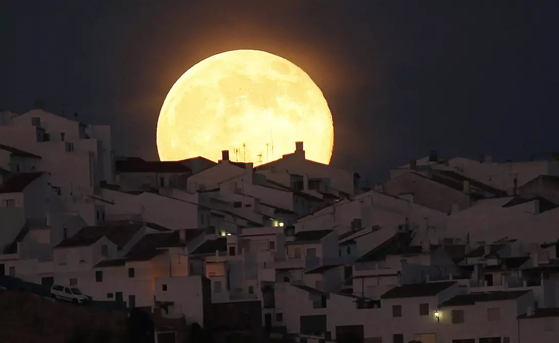 Je! Ni hatari? Kusema kweli, wanasayansi wenyewe hawajui. Supermoon ina uwezekano wa kuwa na athari kubwa kwa mawimbi, na hiyo ndio wanafizikia wanaweza kutuambia kwa uaminifu hadi sasa. Kulingana na Utawala wa Kitaifa wa Bahari na Anga (NOAA), mwezi kamili katika perigee unaweza kuongeza viwango vya mawimbi ulimwenguni. Karibu na pwani ya Alaska, kwa mfano, kiwango cha maji kitaongezeka kwa sentimita sita. Katika maeneo ya pwani ya chini ambayo tayari inakabiliwa na shida ya mafuriko kwa sababu ya kuongezeka kwa viwango vya bahari, supermoon inaweza kuzidisha shida hii.