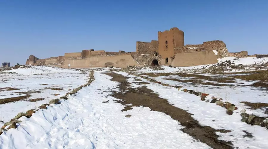 Muralhas da cidade Raros visitantes vêm aqui para desfrutar de uma vista panorâmica das ruínas, cuja história abrange três séculos e cinco impérios. Os bizantinos, seljúcidas, bagrátidas, georgianos e otomanos governaram esta cidade. Após a vitória da Rússia na guerra russo-turca (1877-1878), a cidade e seus arredores passaram para a nova República da Armênia, e em 1920 a região retornou à Turquia.