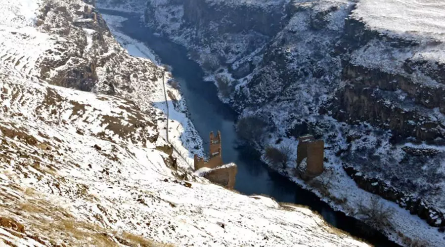 Uma antiga ponte sobre o rio Akhuryan. O território deste antigo império foi pago com sangue. As ruínas de uma antiga ponte sobre o rio Akhuryan marcam o lugar onde ficava a fronteira terrestre entre a Turquia e a Armênia. Está oficialmente encerrado desde 1993: esta foi a resposta da Turquia ao conflito territorial entre a Armênia e o Azerbaijão.