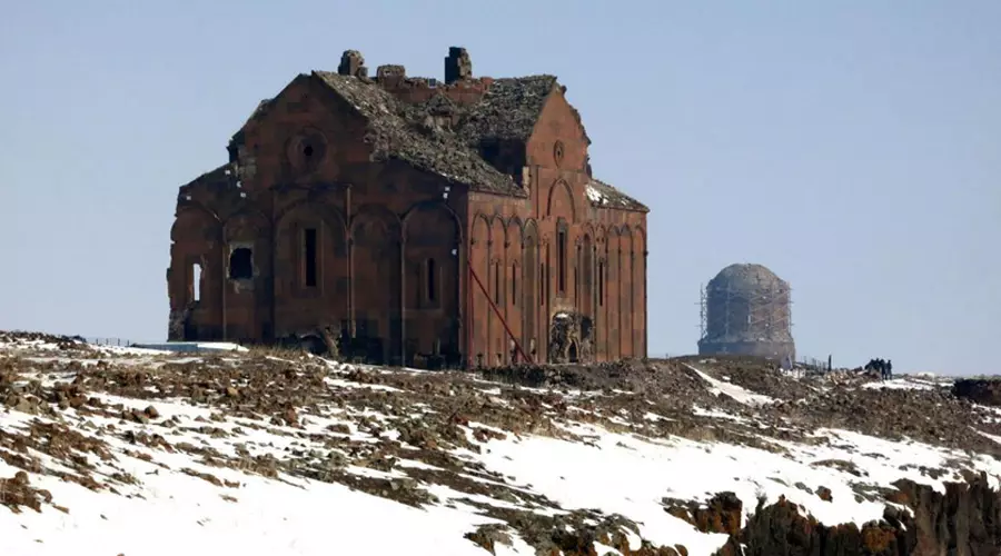 Salve a era Os arqueólogos são forçados a lutar para salvar os restos da outrora grande cidade imperial. O fato é que as relações tensas entre a Armênia e a Turquia colocam em questão o status de Ani - nenhum dos lados aloca fundos para salvar as ruínas tristes e mal-assombradas. Atualmente, historiadores têm se candidatado para incluir Ani na Lista do Patrimônio Mundial da UNESCO, mas ainda há debate sobre isso.