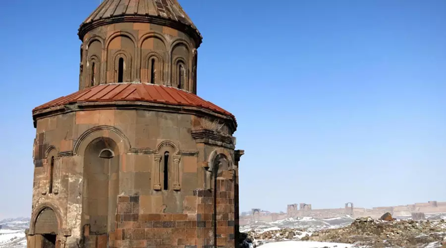 Müň ybadathananyň şäheri Alymlar XI asyra çenli Aniniň ilatynyň 100,000-e ýetendigini hasapladylar - şol döwürde gaty köp adam. Şol döwrüň gündelik durmuşyny çeper şekillendirmek, öýler, senetçilik ussahanalary we elbetde ybadathanalar bilen doldurylan orta asyr şäherini görkezýär. Ani müň we bir ybadathananyň şäheri hökmünde meşhur boldy we häzirki wagtda arheologlar harabalyklardan bu ajaýyp binagärlik ansambllaryny kem-kemden gazýarlar.