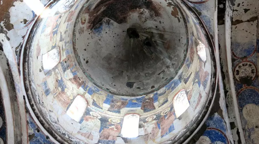 Diwarlardaky freskler Käbir ybadathanalar gaty gowy saklanýar. Mysal üçin, ýokarda ady agzalan Keramatly Gregori buthanasy Mesihiň we Illuminator keramatly Gregoriniň durmuşyndan sahnalary şekillendirýän ajaýyp freskler bilen bezeldi. Bu kiçijik hakykat alymlara döwrüň çuňňur gözleglerini geçirmäge mümkinçilik berdi. Hakykat, freskleriň şeýle jikme-jik siklleriniň şol döwürdäki ermeni sungatynda kabul edilmändigi. Gürjüstanyň adaty surat eseriniň öňümizde açylmagy ähtimal.