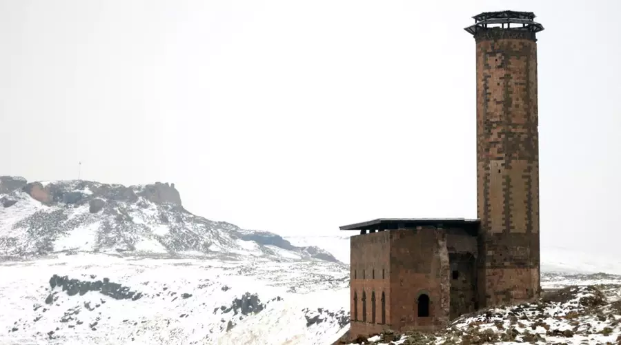 Minaretes islâmicos Por volta de 1072, os seljúcidas cederam o controle de Ani a uma dinastia muçulmana de origem curda, os Shadadis. Eles, por sua vez, deixaram a marca de suas crenças na cidade. A mais bela obra de arte é o minarete da mesquita Manuchkhir, construída pelo arquiteto perto da beira do penhasco.