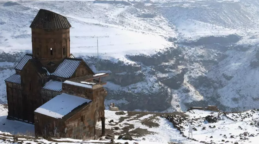 Spoku nocietinājumi Tagad šķiet, ka Anijas pilsētas mūri ir gatavi drupināt no vieglākās vēsmas. Tomēr nocietinājumi tika uzcelti X gadsimtā, un daudzus gadsimtus tie aizsargāja imperatora pilsētu no desmitiem dažādu armiju aplenkuma. Šie vaļņi bija liecinieki asiņainām nesaskaņām starp bagratīdiem un bizantiešiem, bizantiešiem un seldžukiem.