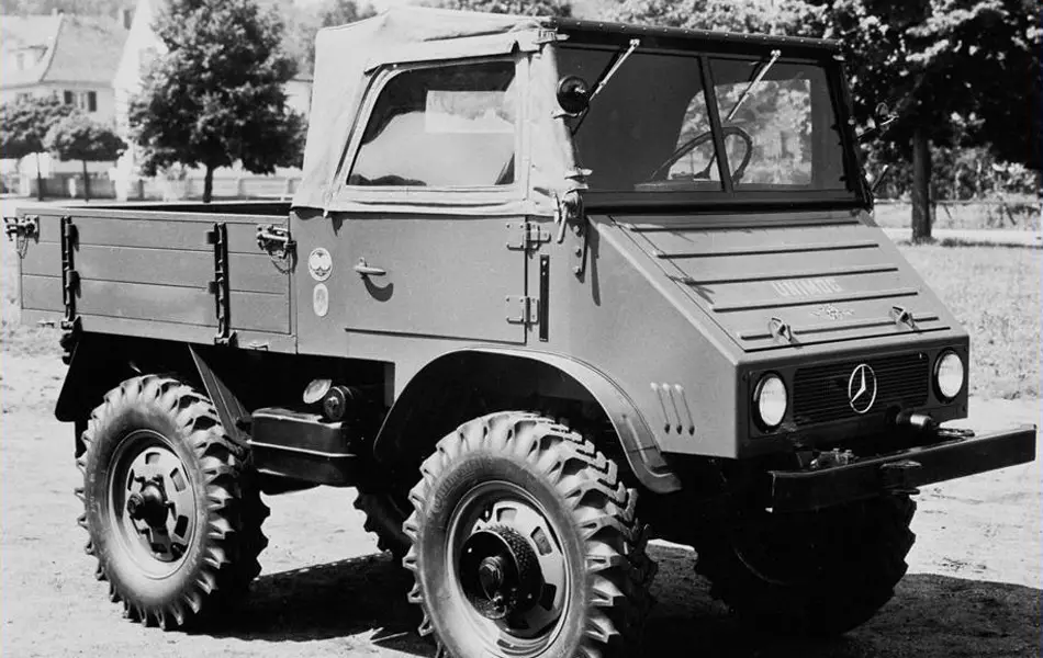 Mercedes-Benz Unimog malli 1948. Myöhemmin se kaksinkertaistui ja pakotti muiden maiden suunnittelijat haaveilemaan autojen saman kantavuuden ja maastohiihdon kyvystä.