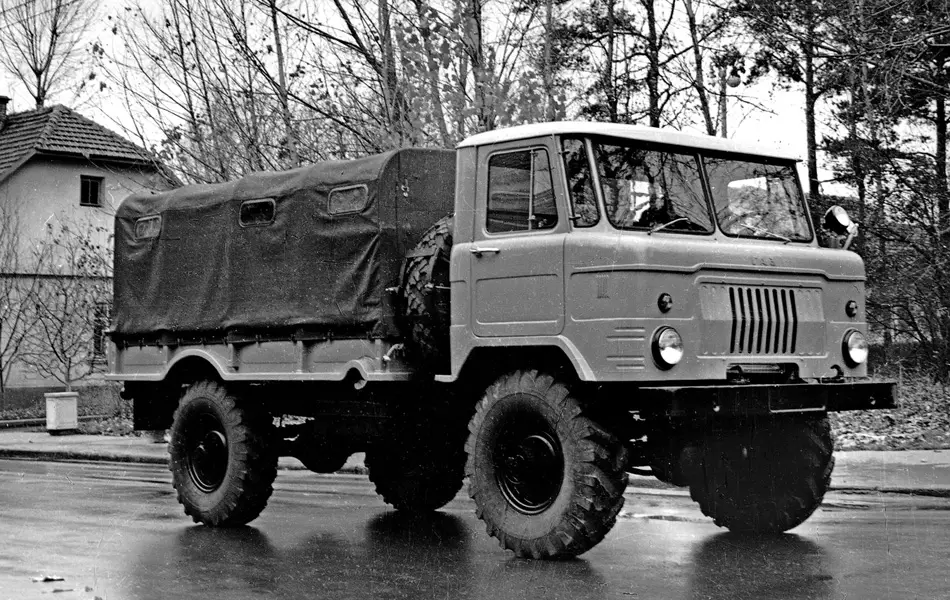 O motor era acessado por meio de uma cabine basculante para a frente com dobradiças.