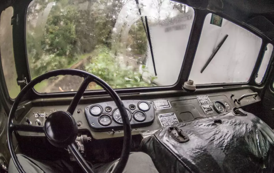 La cabine dans son ensemble et le siège du conducteur en particulier font l'objet de nombreuses plaintes concernant l'espace libre et la facilité d'utilisation de la voiture. Par exemple, le levier de vitesses incurvé est situé à l'arrière droit du conducteur, ce qui provoque quelques désagréments lors du changement de vitesse.