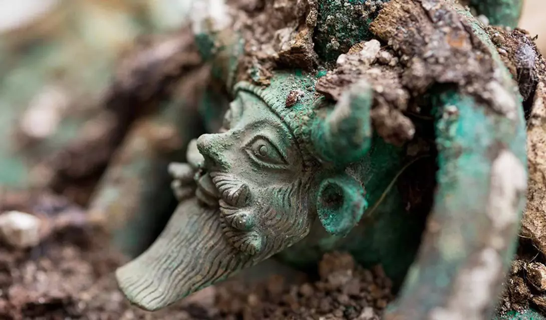 Celtic Prince Archaeologists ធ្វើការនៅភាគពាយ័ព្យប្រទេសបារាំងបានរកឃើញផ្នូររបស់ព្រះអង្គម្ចាស់ Celtic ដែលត្រូវបានកប់ក្នុងយុគសម័យដែក។ មេដែលអង្គុយនៅលើរទេះចម្បាំងត្រូវបានព័ទ្ធជុំវិញនៅចំកណ្តាលរូងភ្នំដ៏ធំមួយ។ វត្ថុផ្សេងទៀតដែលរកឃើញនៅទីនេះត្រូវបានគេជឿថាត្រូវបានធ្វើឡើងដោយសិប្បករ Etruscan និងជនជាតិក្រិច។ របកគំហើញនេះបានជំរុញឱ្យអ្នកស្រាវជ្រាវពិនិត្យមើលឡើងវិញនូវចំងាយដែលបុព្វបុរសយើងអាចធ្វើដំណើរបាន។