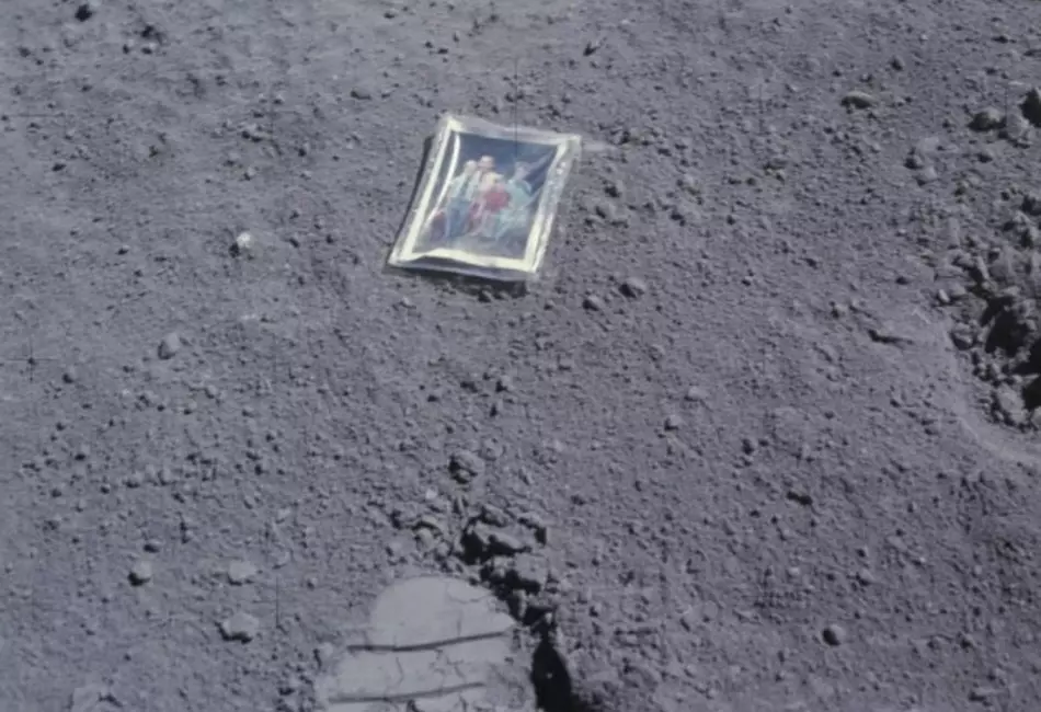 Fotografija porodice Charlesa Dukea, koju je ostavio na Mjesecu, 1972. Pored karte nalazi se otisak astronauta. Nepovezani detalj: nakon uspješnog slijetanja i istovremenog povlačenja iz NASA -ine karijere, Duke je postao starozavjetni propovjednik i gatač. Je li tamo postojala inspiracija za njega?