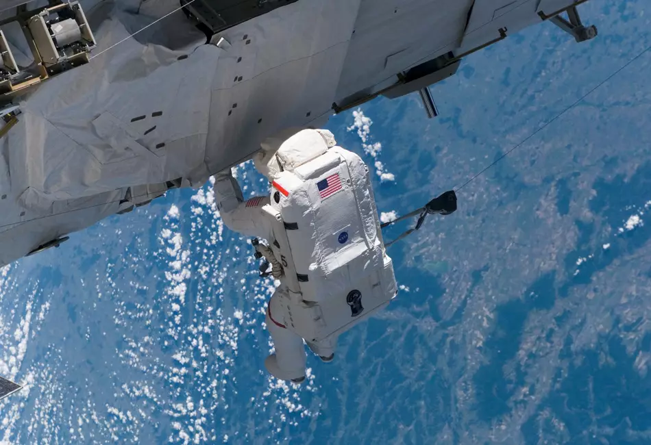 Vijak s podloškom i oprugom (nisu vidljivi, ali jesu), koji je astronaut Joe Tanner izgubio iz vida prilikom postavljanja solarne ploče na trupu Atlantide, 2006. Usput, u ovoj misiji mu je pomoglo već poznate „dame koja je izgubila tašnu“ Stephanishin-Piper, kojoj je suđeno da dve godine kasnije ponovi „podvig“ svog kolege.