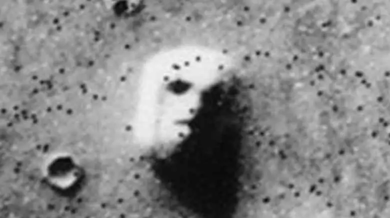 Face on Mars NASA ס ספּייסקראַפט האט פאָוטאַגראַפט עפּעס וואָס קוקט ווי אַ מענטשלעך פּנים אויף דער ערד אויף מאַרס. בילדער פון וויקינג פלו אַרום די וועלט, און די געל טאַבלוידז האָבן ניט אַנדערש צו דערקלערן ווידער וועגן עקסטראַטערעסטריאַל סיוואַליזיישאַנז. אין פאַקט, די בילד איז נאָר אַן אָפּטיש אילוזיע. מענטשן אָפט זען פיגיערז אין די וואלקנס, פנימער אויף די לבנה: פּאַרעידאָליאַ איז די פיייקייט פון דעם מאַרך צו מאַכן סדר פֿון כאַאָס.