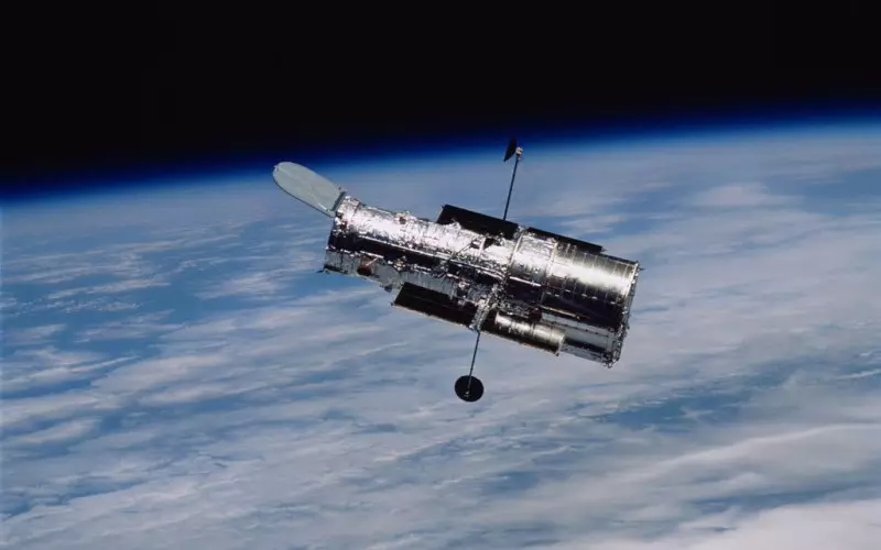 Satellitter og anomali Da Bermuda -trekanten er farlig for skibe og fly, er den brasilianske anomali en kendt trussel mod rumsatellitter. Lav-kredsløbskommunikationssatellitter, der flyver over denne zone, bombarderes med protoner fra solen, ødelægger elektroniske chips eller får systemer til at lukke ned. Selv det verdensberømte Hubble -teleskop er tvunget til at slukke nogle af dets instrumenter for at beskytte dem.