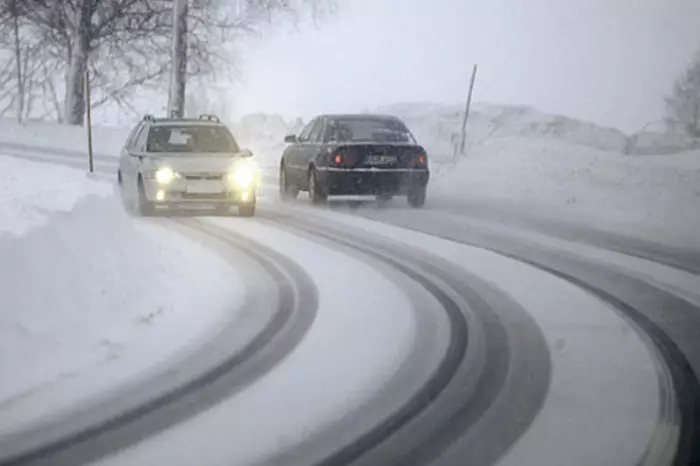 Chovejte se hladce Na silnici se špatnou přilnavostí byste měli být velmi opatrní. V žádném případě byste neměli náhle zrychlovat, brzdit nebo otáčet volantem. Podle statistik k největšímu počtu případů ztráty kontroly dochází při otočení volantu. V tomto případě nejsou osy vozidla rovnoběžné. Snažte se zachovat co nejhladší oblouky při zatáčení a změně jízdního pruhu a plynulou jízdu za jízdy.