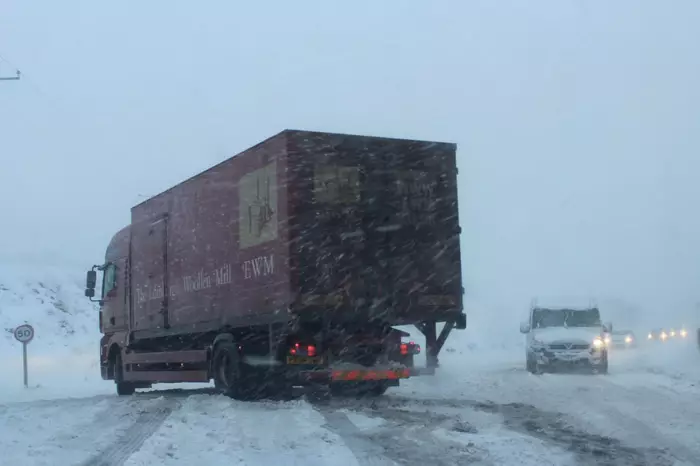 Ettevaatust veoautodega Suurtel rasketel sõidukitel on väga raske peatada, kui haardumine on halb. Iga kontrollimatu pidurdamine muudab tõstuki kontrollimatuks torpeedoks. Tõstukile lähenedes püüdke alati hoida manööverdamiseks või pidurdamiseks piisavat vahemaad.