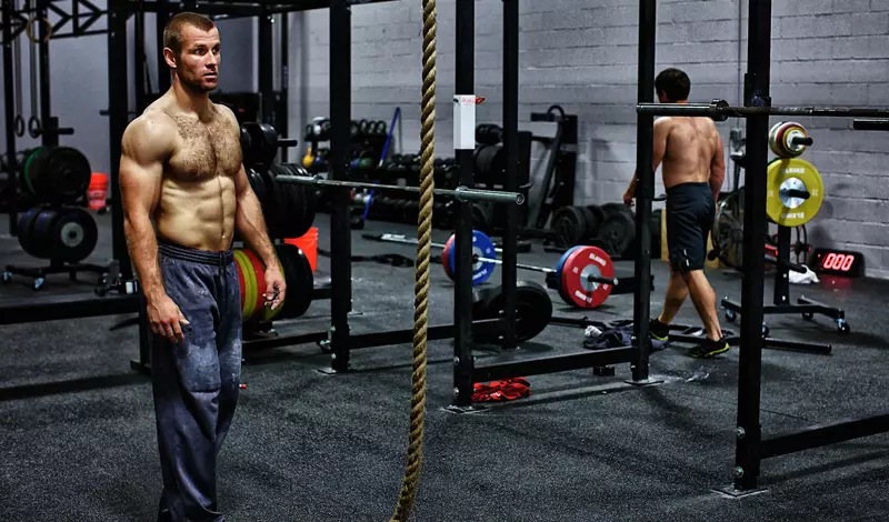 Æfingaprógramm: Mánudagur Lengd kennslustundar: 20 mínútur Fjöldi setja: hámark í einu setti: - Burpee, 15 reps - Kipping, 15 reps - Leghækkanir, 15 reps - Sprengifimar armbeygjur, 15 reps