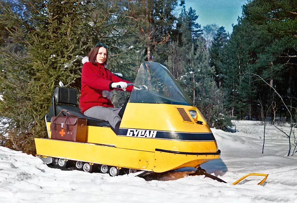 Bildet viser et eksemplar av Buran snøscooter for reklamefotografering i 1971. Siden de første eksperimentelle prøvene manglet tvungen kjøling, en kontinuerlig variabel automatgir, revers og lav effekt (18 hestekrefter), måtte designerne passe på en ny motor.