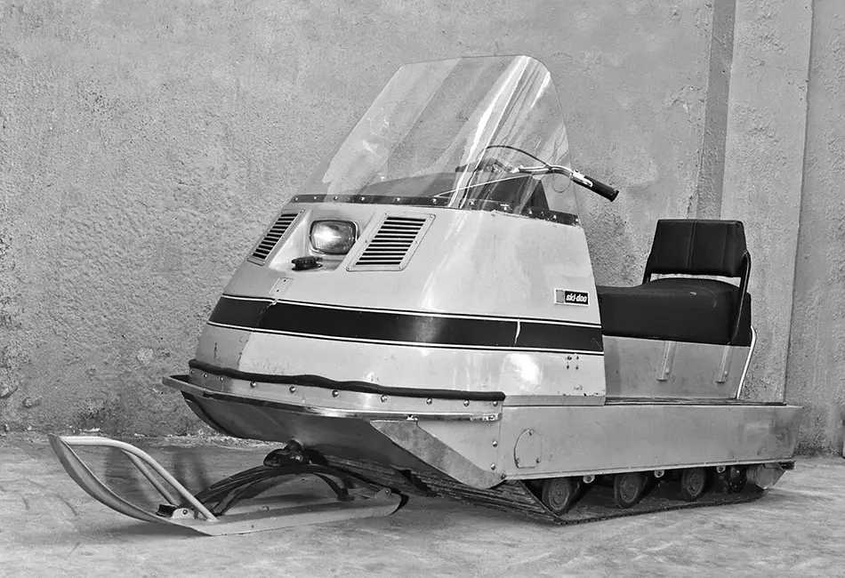 1971-nji ýylyň mart aýynda gar awtoulagynyň ilkinji üç prototipi Rybinsk awtoulag zawodynyň (RMZ) çäginden geçdi. Prototipi Kanadanyň “Ski-Doo Valmont 640” görnüşidi. Iki lykia shemasyndan bir lykia-iki ýolly enjam saýlandy. Sollar konweýer kemerinden ýasaldy, Izh upupiter motosikliniň hereketlendirijiniň güýji 18 at güýji, dişli gutusy dört tizlikli.