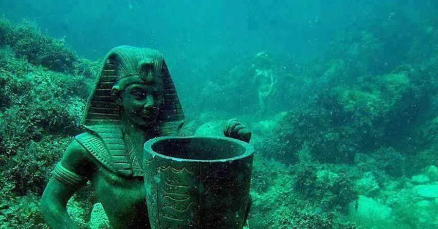 Ang Palasyo ni Cleopatra Pinamunuan ni Cleopatra ang Egypt mula sa isang palasyo na matatagpuan sa mahiwagang isla ng Antirodos. Matagal nang isinasaalang-alang ng mga istoryador ang palasyo na ito hindi isang alamat - walang simpleng isla ng Antirodos sa mga mapa ng oras na iyon. Gayunpaman, noong 1996, isang pangkat ng mga iba't iba na pinangunahan ng propesyonal na arkeologo na si Frank Goddio ang talagang natuklasan ang napaka maalamat na palasyo. Si Goddio ay ginabayan ng mga scrap ng impormasyon mula sa klasikal na mga manuskrito ng Griyego at nagulat sa kanyang tagumpay.