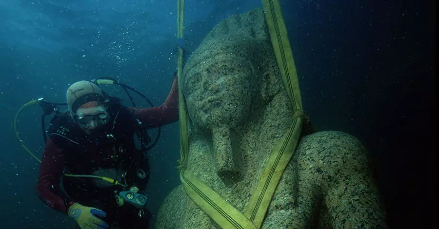 Ang Heraklion Heraklion ay lumubog noong 700 BC. Sa oras na iyon, ang polis ay isa sa pinakamalaking sentro ng kultura sa buong mundo at nagsilbi bilang isang mahalagang kantong dagat. Ang nawalang patakaran ay natagpuan ng parehong koponan ng mga iba't iba sa Frank Goddio. Ang mga labi ng Heraklion ay matatagpuan sa Golpo ng Abukir, malapit sa Alexandria. Ayon sa mga arkeologo, sa lungsod na ito pinasinayaan ang Cleopatra.