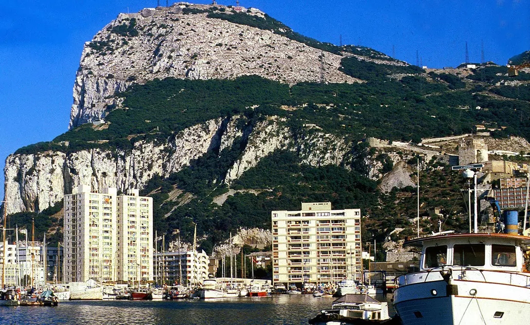 Gibraltar Ova slikovita stijena nalazi se uz obalu južne Španjolske i smatra se britanskom prekomorskom kolonijom. U Gibraltaru živi samo 30.000 ljudi, a njegovu luku zauzima gotovo isti broj jahti.