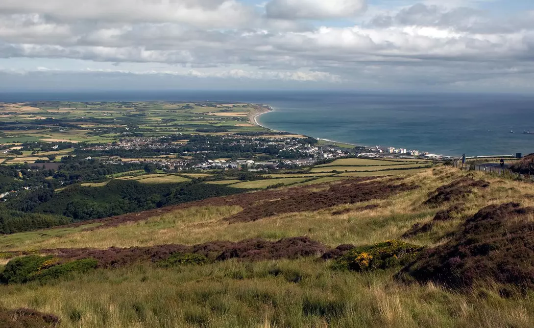 Isle of Man Einmana eyja í Írska hafinu er áfram heimili 84.000 manna. Aðalaðdráttarafl eyjarinnar er sögulegur arfur hennar: næstum allir ferðamenn flykkjast hingað til að upplifa anda víkinga á eigin skinni. Að auki er hér einnig haldið eitt frægasta hlaup í heimi, Tourist Trophy.