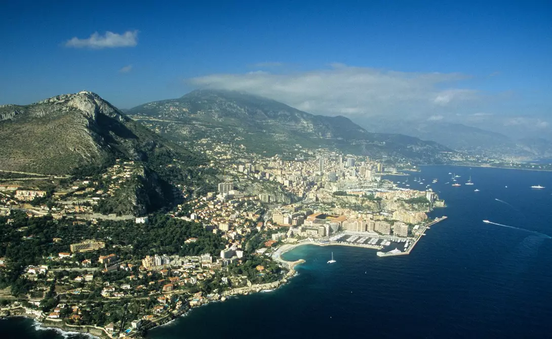 Mònaco Els 37.000 habitants de Mònaco són autèntics políglotes: des de la infància, els habitants locals aprenen a parlar francès, italià, anglès i la seva pròpia llengua del comtat. L'espectacular port, casino i altres llocs d'interès han convertit Mònaco en gairebé el principal símbol de sibarisme al món modern.