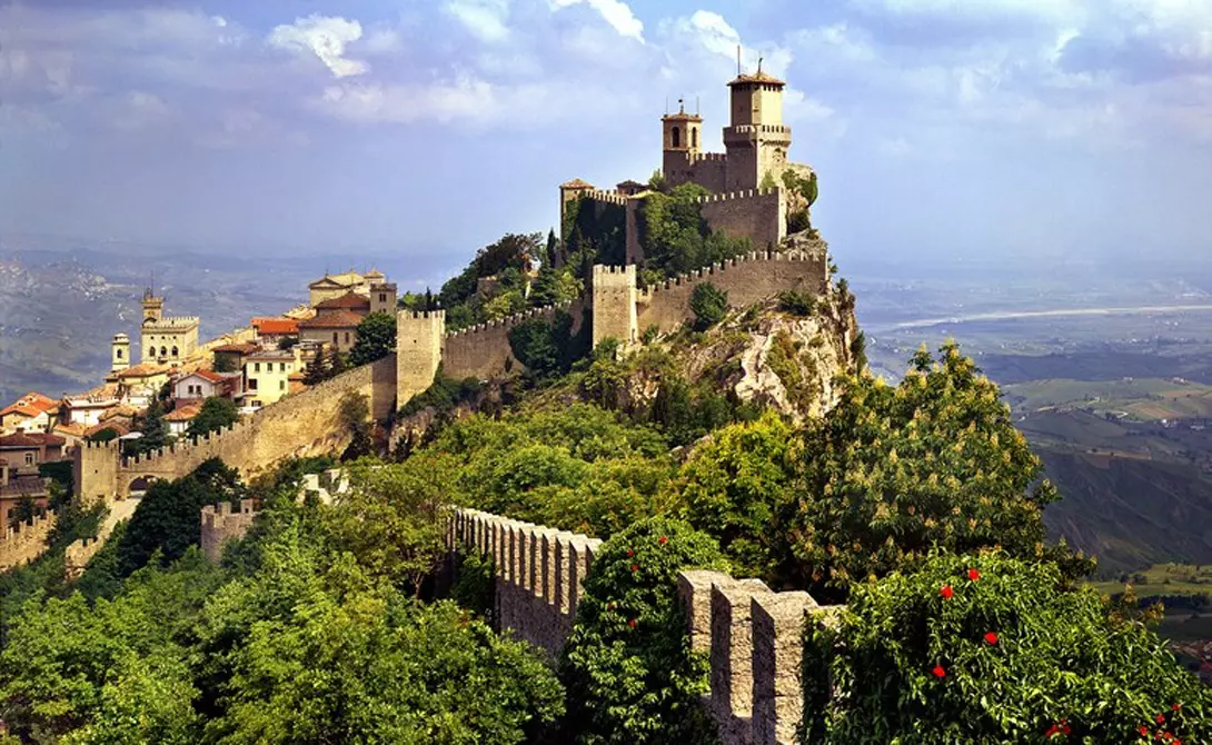 San Marino Een klein land gelegen in de Italiaanse Apennijnen. De staat kreeg in 301 al soevereiniteit van het Romeinse Rijk ^ en nu dringt San Marino aan op zijn status als de oudste soevereine staat ter wereld.